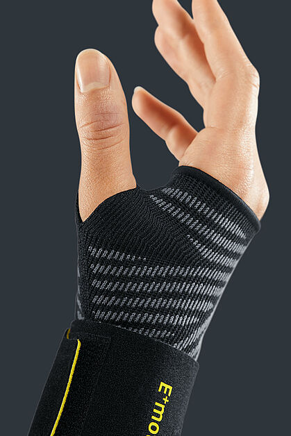 Sports support Manumed active E+motion® for the wrist | medi